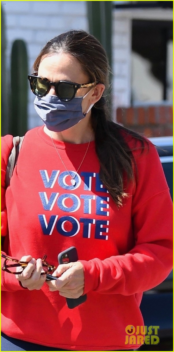 Jennifer Garner Reminds Everyone to Vote With Her Red, White & Blue ...