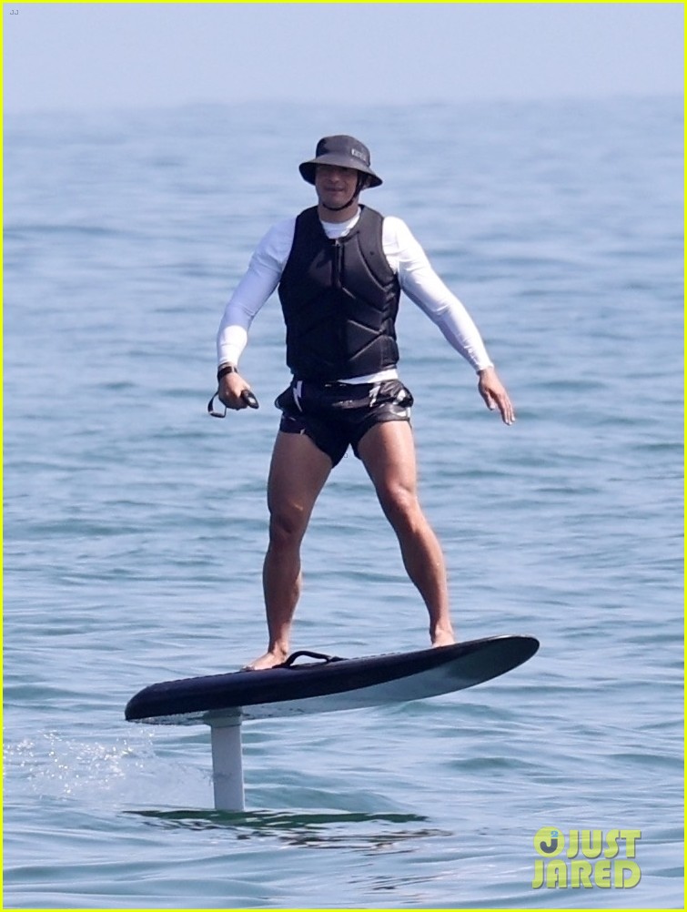 Orlando Bloom Goes Surfing On His Expensive E-Board Over The Weekend ...
