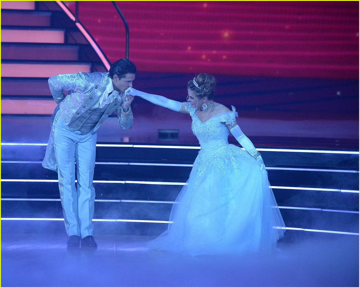 Chrishell Stause Has a Cinderella Moment on 'DWTS,' Earns Her Best ...