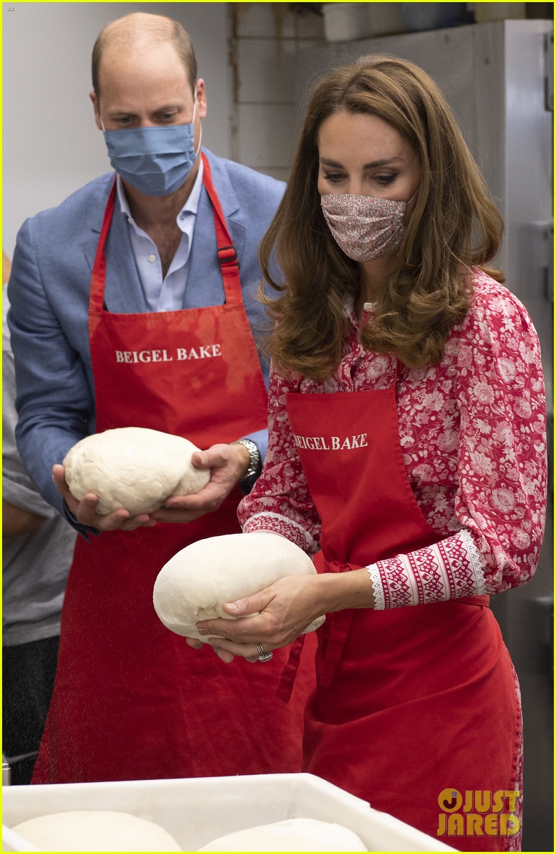 Prince William & Kate Middleton Bake Bread in Their Face Masks During ...