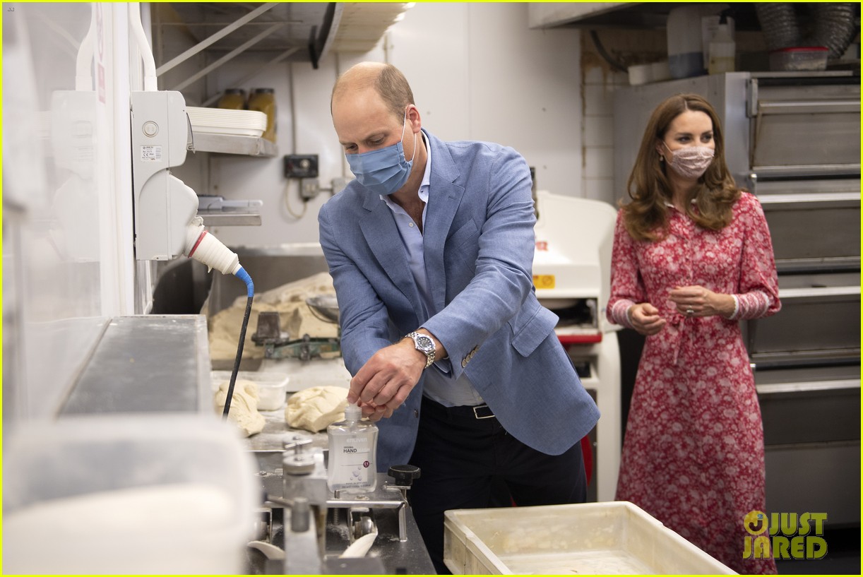 Prince William & Kate Middleton Bake Bread in Their Face Masks During ...