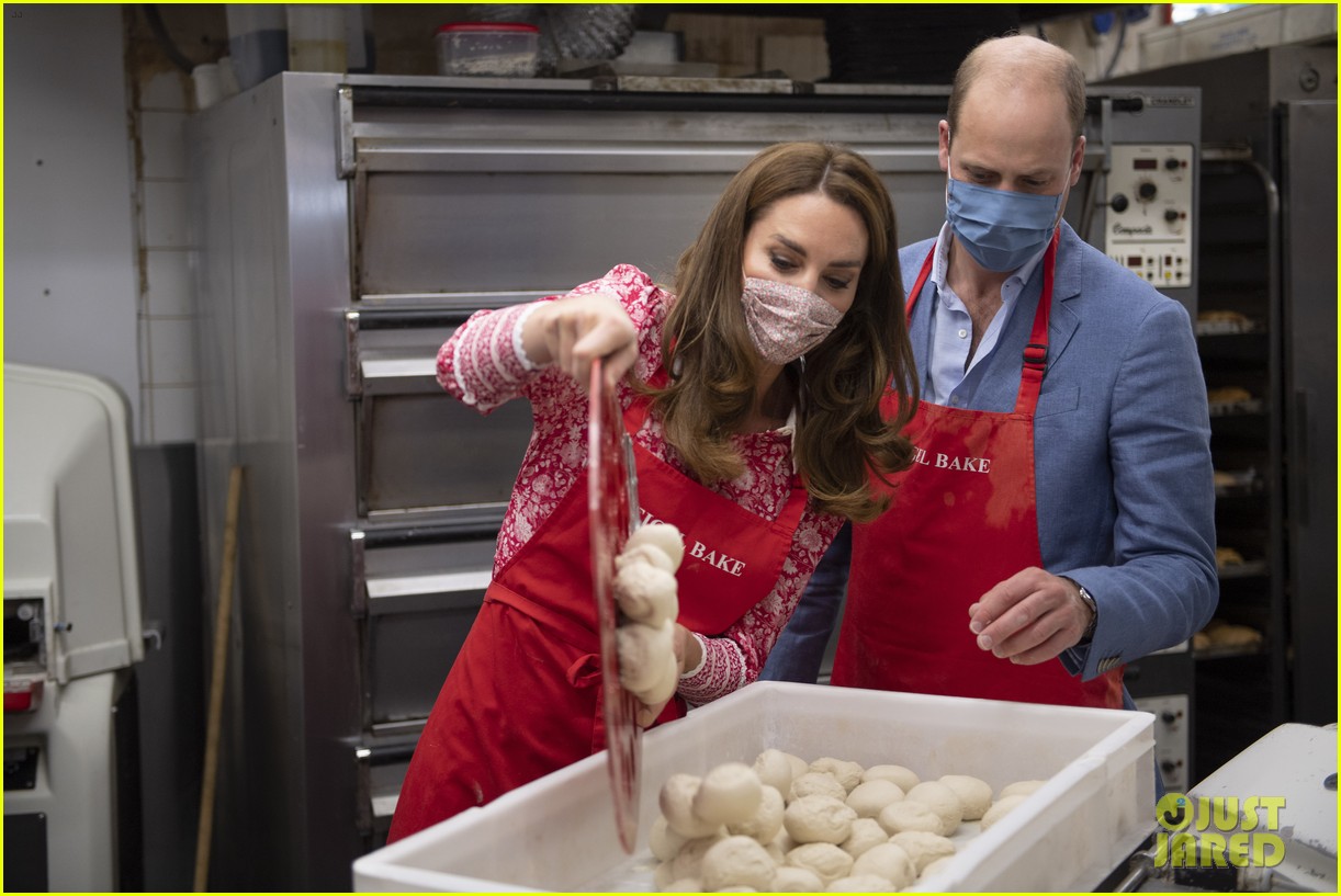 Prince William & Kate Middleton Bake Bread in Their Face Masks During ...
