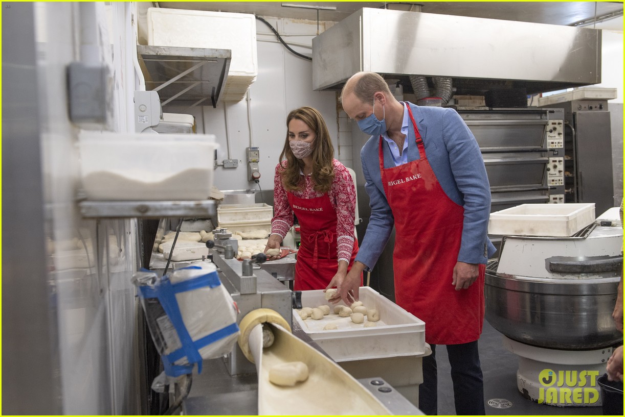 Prince William & Kate Middleton Bake Bread in Their Face Masks During ...