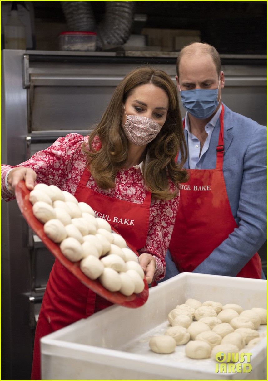 Prince William & Kate Middleton Bake Bread in Their Face Masks During ...