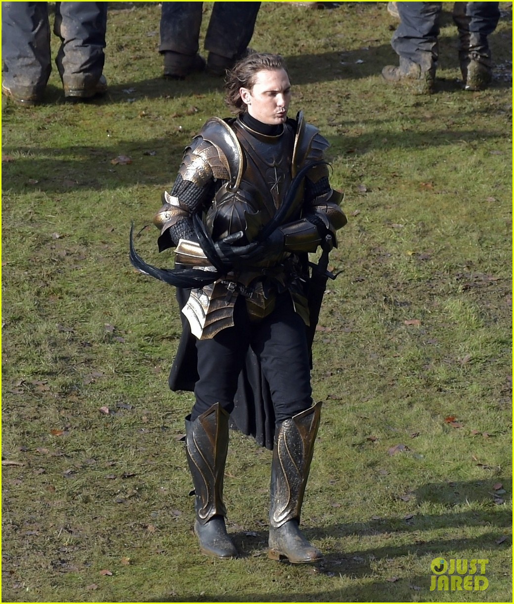 New 'Witcher' Set Photos Reveal Eamon Farren's Cahir Armor Changes For ...