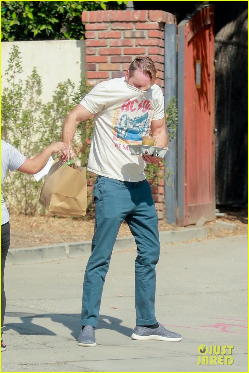 Dax Shepard Covers His Face With His Shirt While Getting Food Delivered ...
