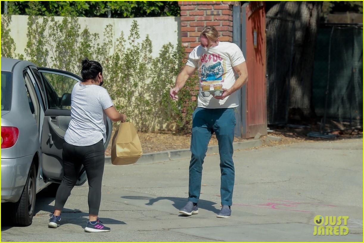 Dax Shepard Covers His Face With His Shirt While Getting Food Delivered ...