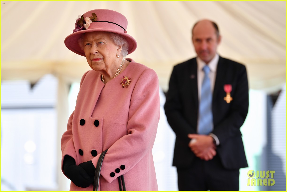 Photo: queen elizabeth back public eye 01 | Photo 4492846 | Just Jared ...