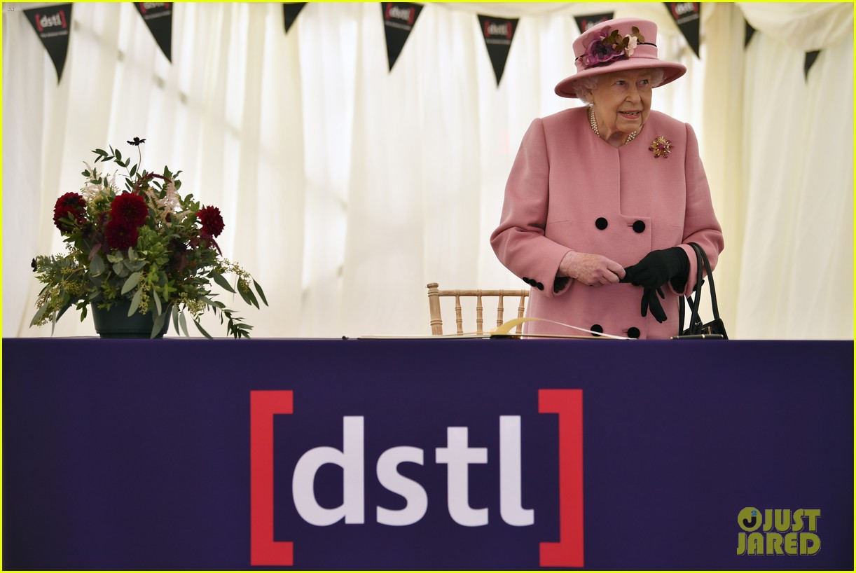 Queen Elizabeth Returns to Royal Duty for First Time Since March: Photo ...