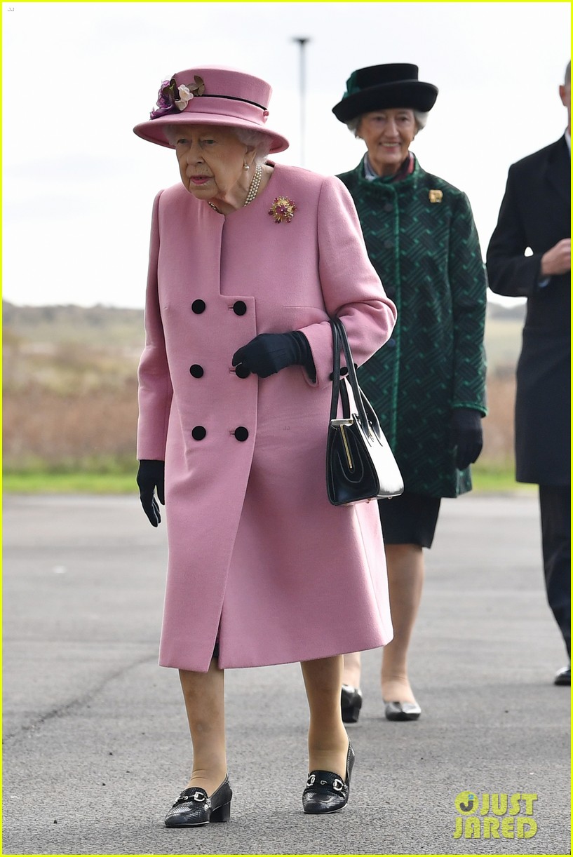 Photo: queen elizabeth back public eye 04 | Photo 4492849 | Just Jared ...