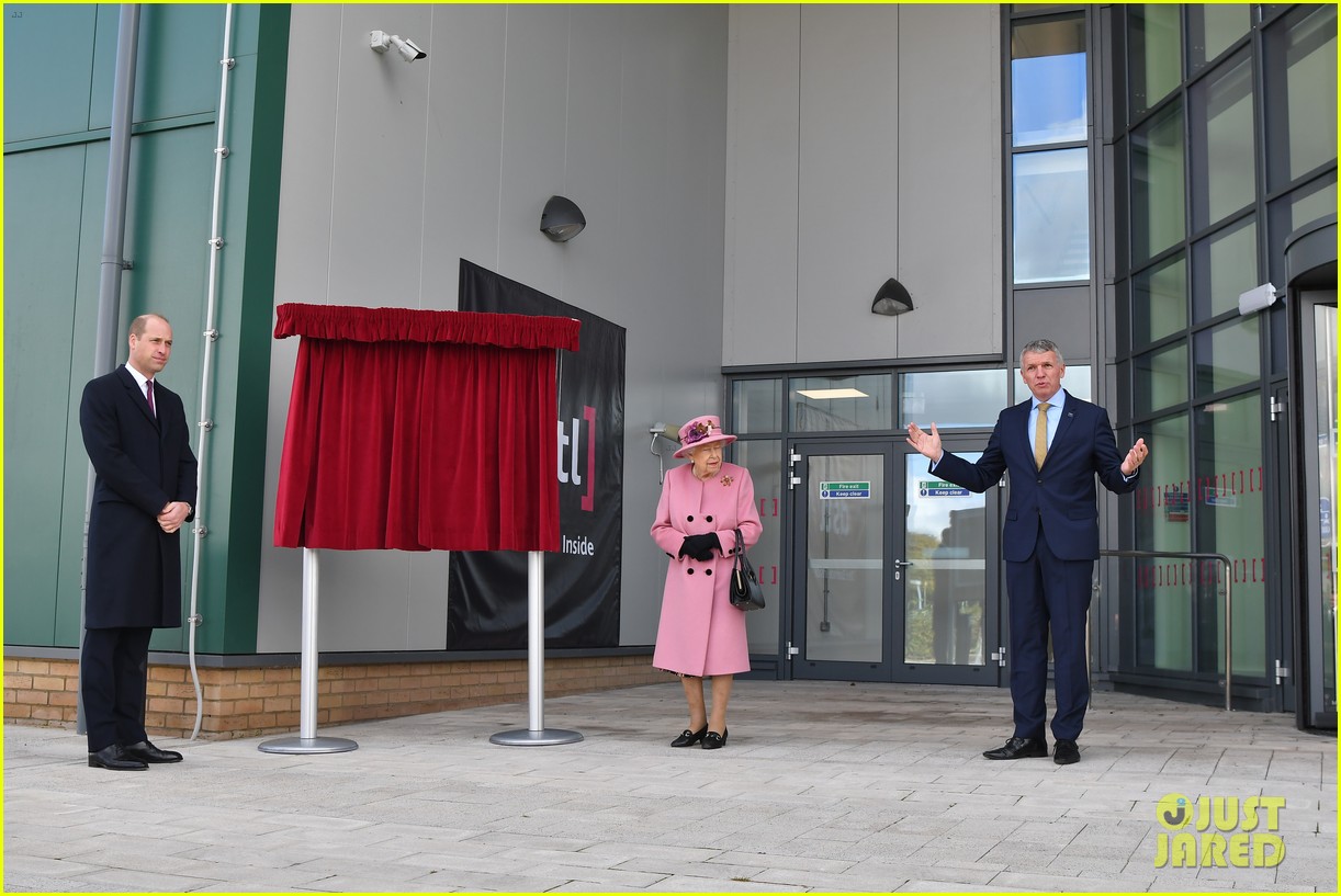 Queen Elizabeth Returns to Royal Duty for First Time Since March: Photo ...