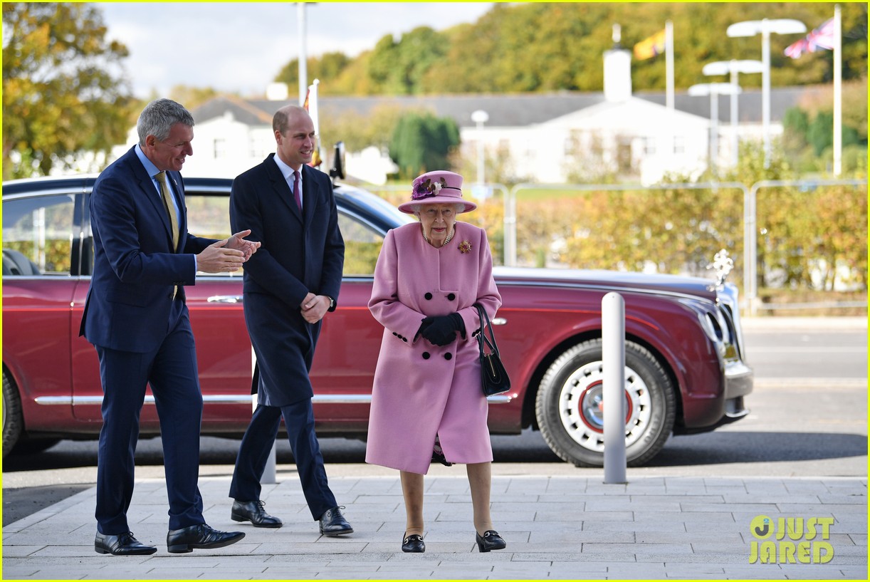 Queen Elizabeth Returns to Royal Duty for First Time Since March: Photo ...
