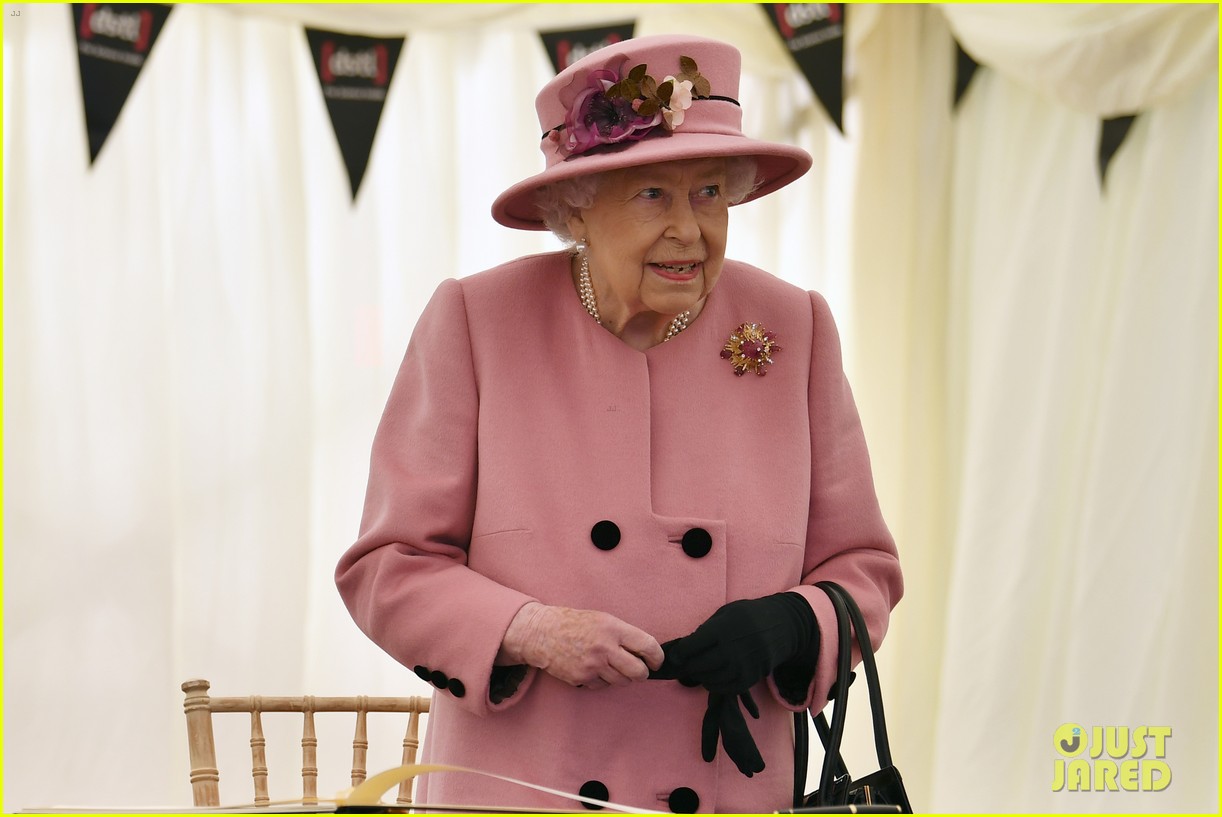 Queen Elizabeth Returns to Royal Duty for First Time Since March: Photo ...