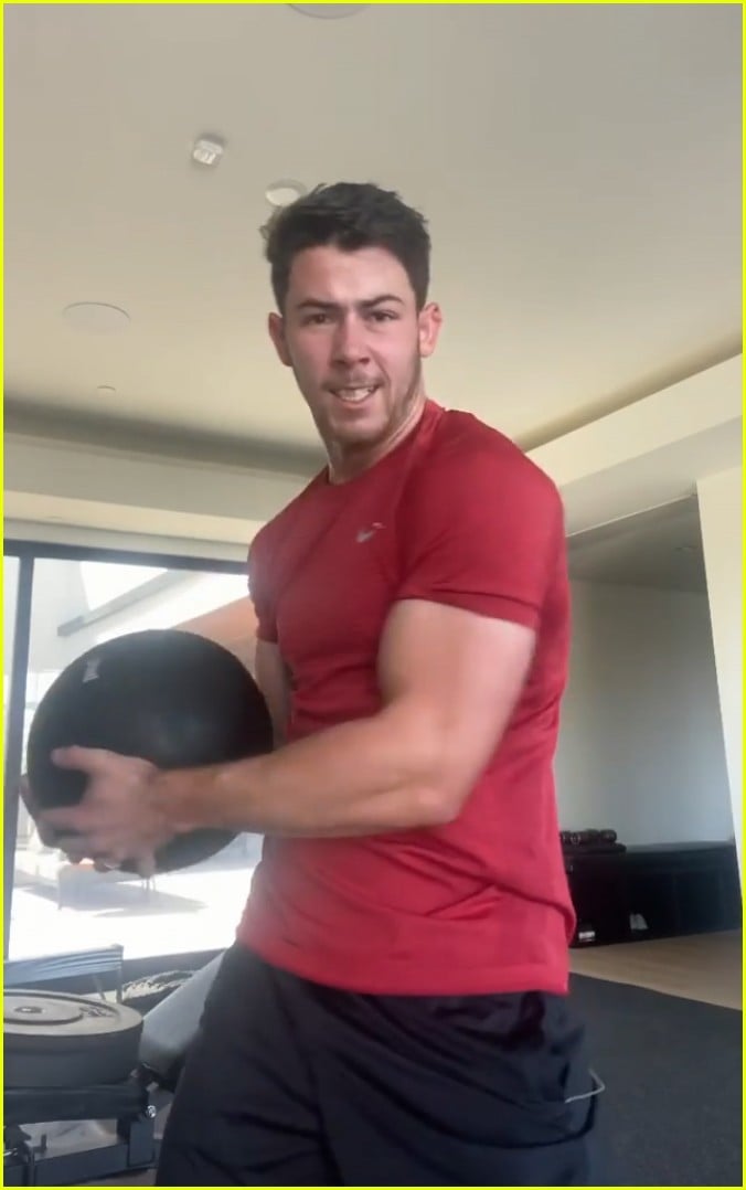 Nick Jonas Looks So Hot While Doing an Upper Body Workout - Watch the ...
