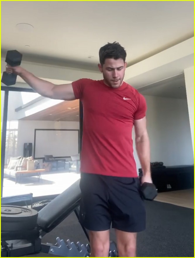 Nick Jonas Looks So Hot While Doing an Upper Body Workout - Watch the ...