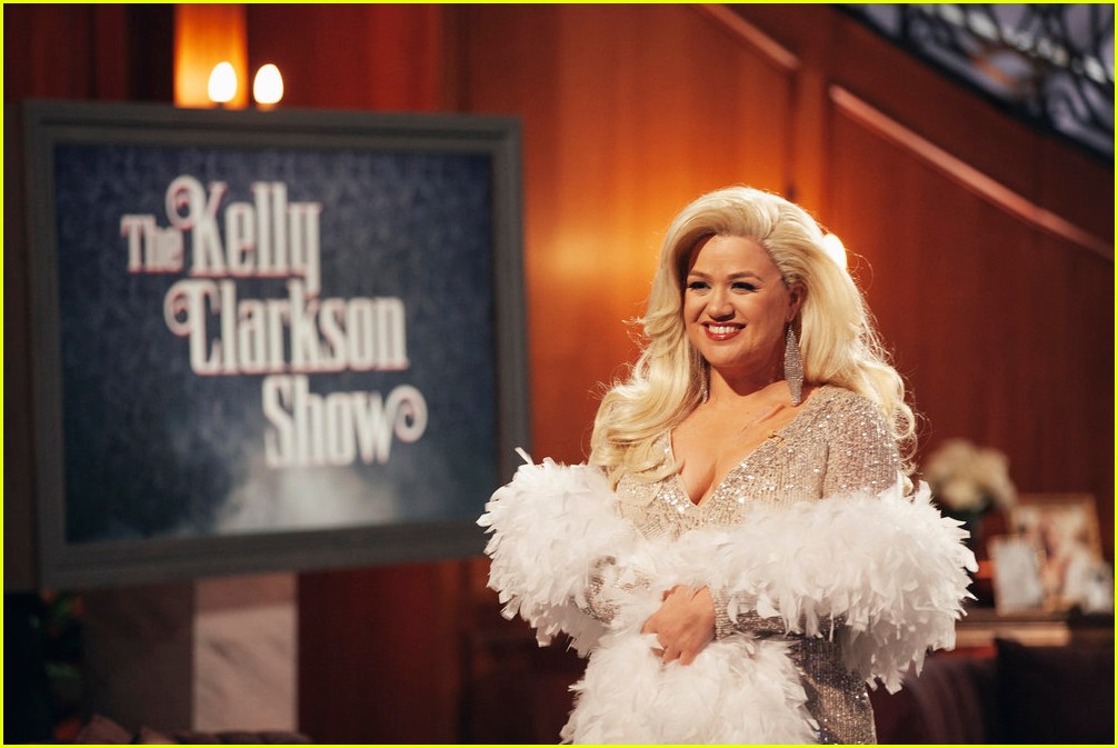 Kelly Clarkson Dresses as Meryl Streep in 'Death Becomes Her' for ...