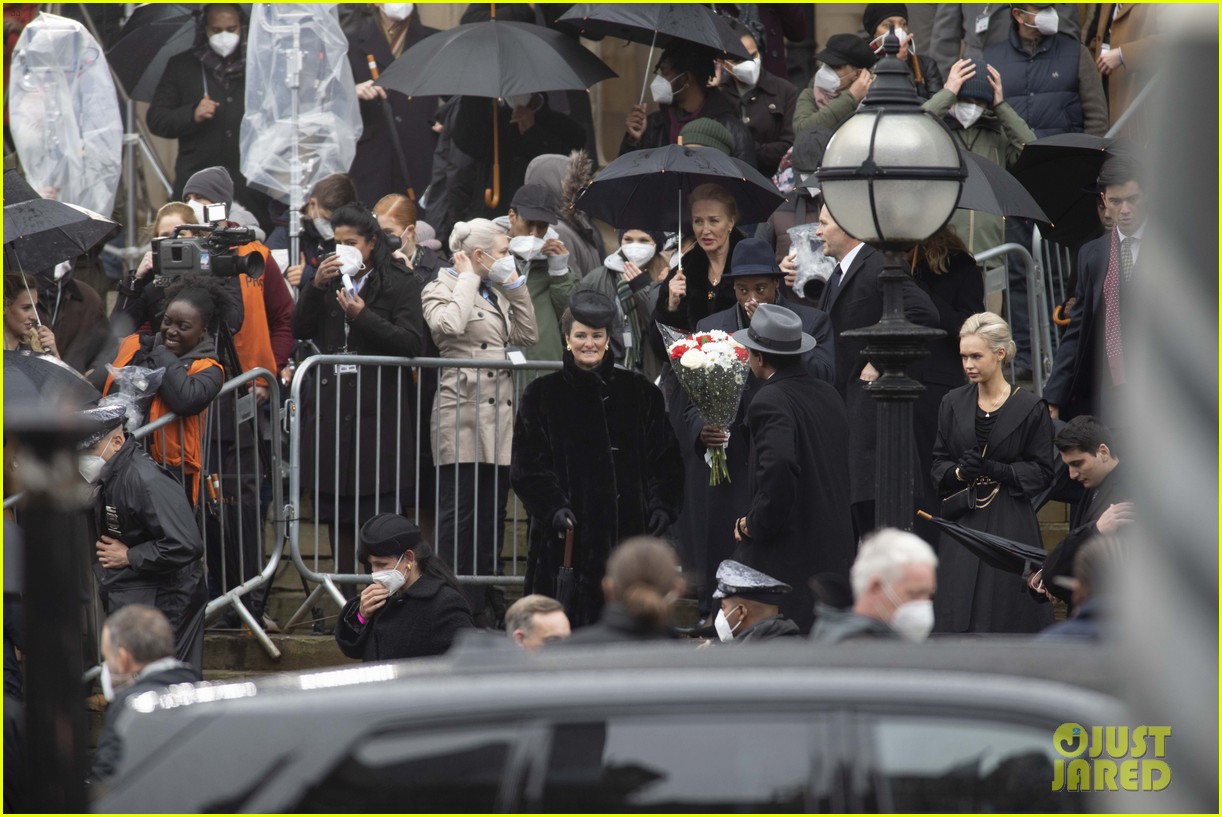 Robert Pattinson Returns to 'The Batman' Set, Films New Scene!: Photo ...