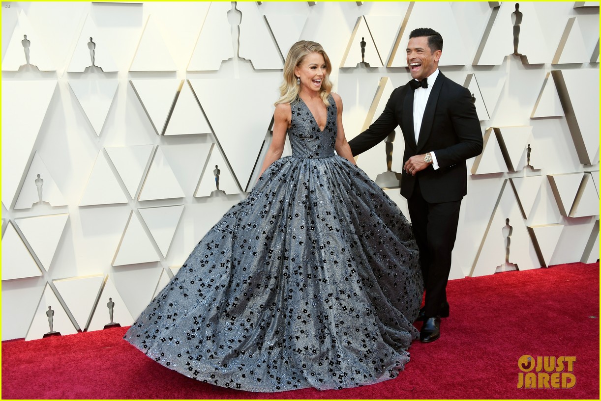 Kelly Ripa Turns 50, Husband Mark Consuelos Calls Her 'Sexy' in His ...