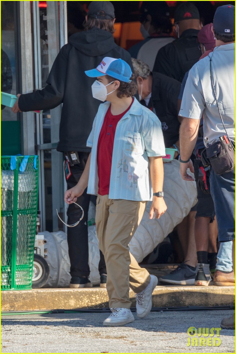 'Stranger Things' Stars Film a Scene at a Video Store - See Photos ...