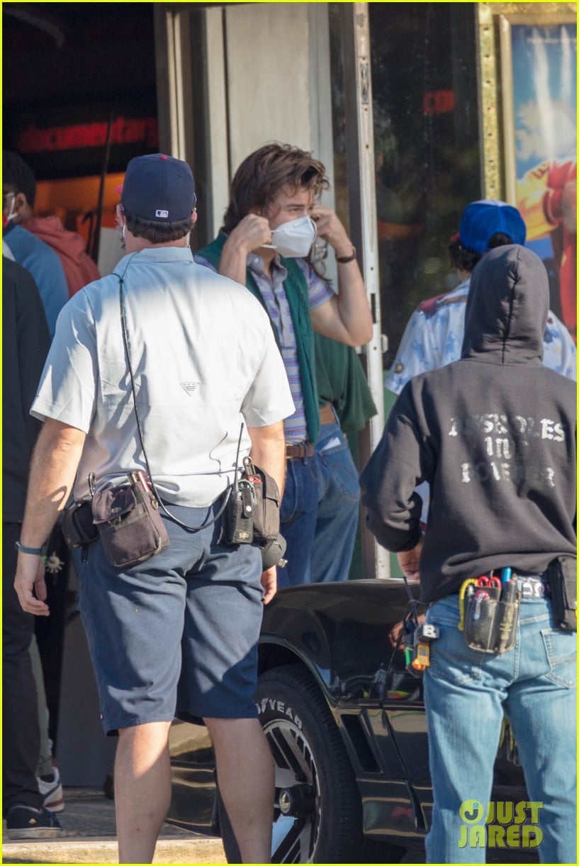 'Stranger Things' Stars Film a Scene at a Video Store - See Photos ...
