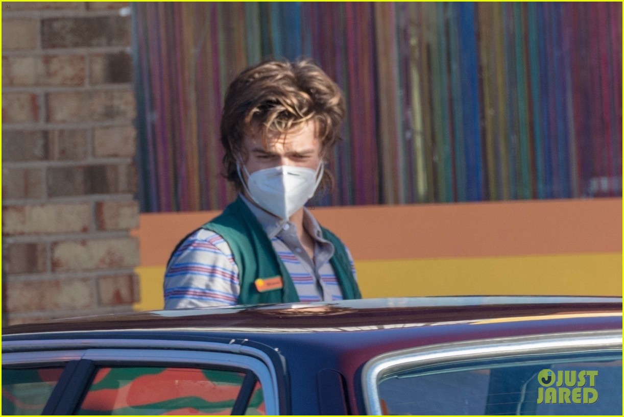 'Stranger Things' Stars Film a Scene at a Video Store - See Photos ...