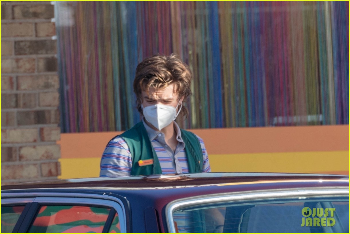 'Stranger Things' Stars Film a Scene at a Video Store - See Photos ...