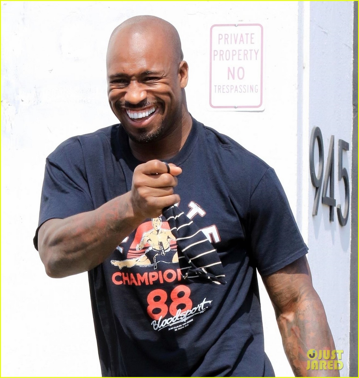 Full Sized Photo of vernon davis flaunts his ripped abs 05 | Photo ...