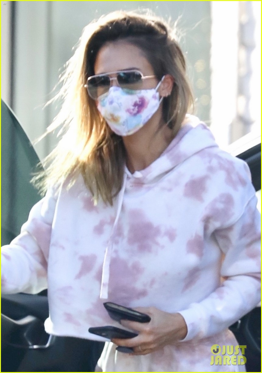 Jessica Alba Masks Up While Out Picking Up Lunch to Go: Photo 4503824 ...