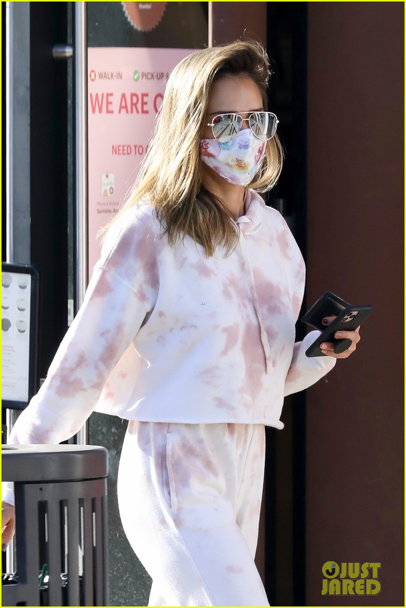 Jessica Alba Masks Up While Out Picking Up Lunch to Go: Photo 4503826 ...