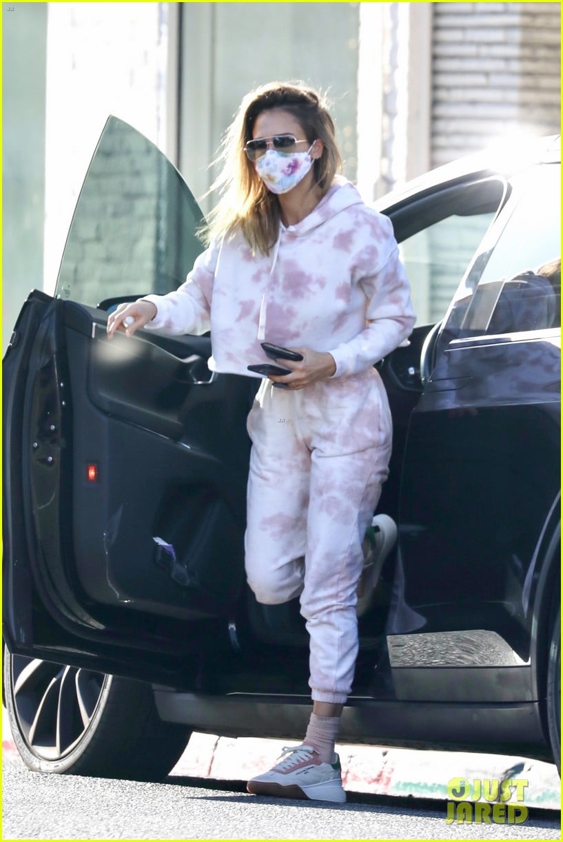 Jessica Alba Masks Up While Out Picking Up Lunch to Go: Photo 4503827 ...