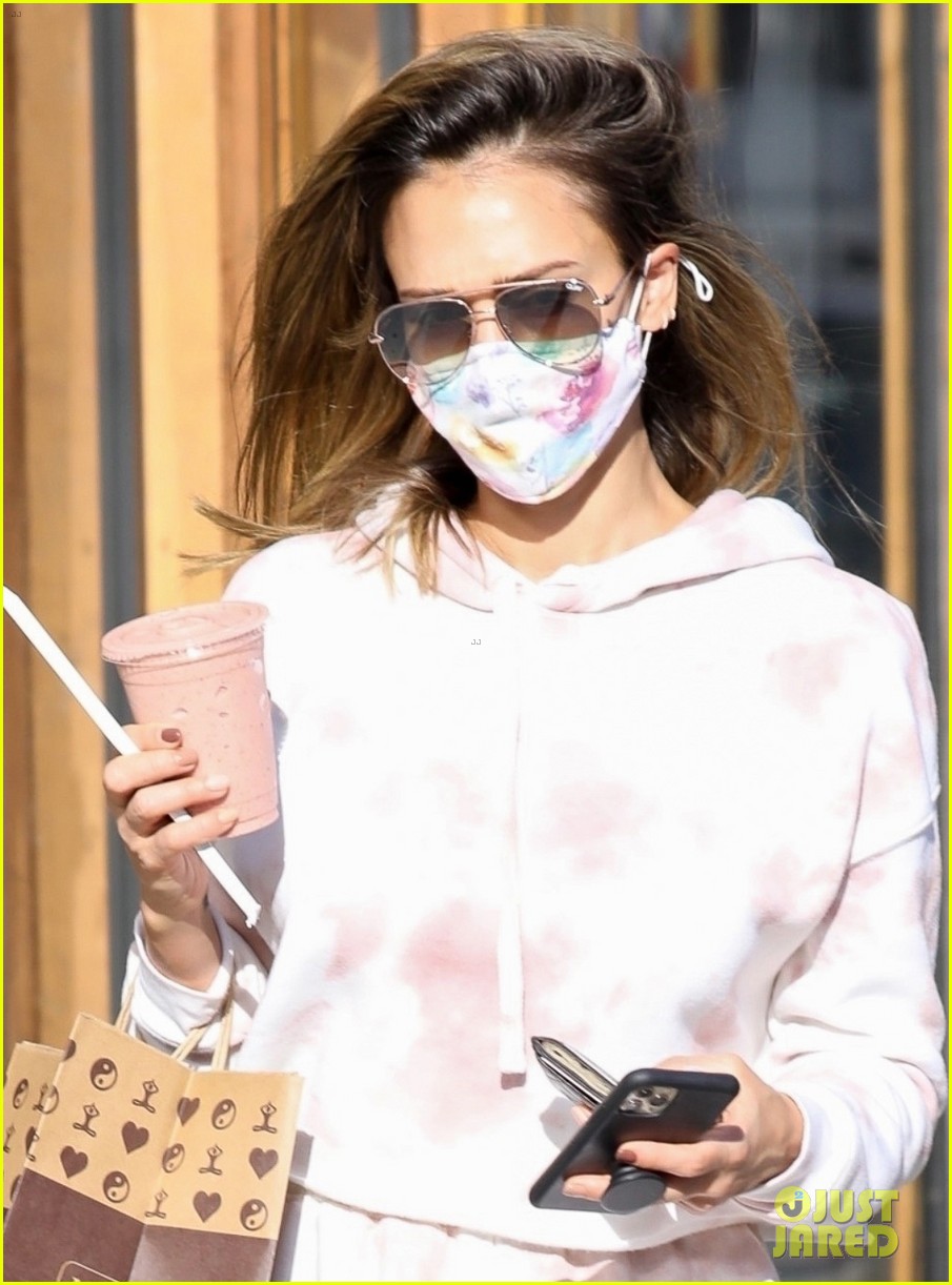 Jessica Alba Masks Up While Out Picking Up Lunch to Go: Photo 4503828 ...