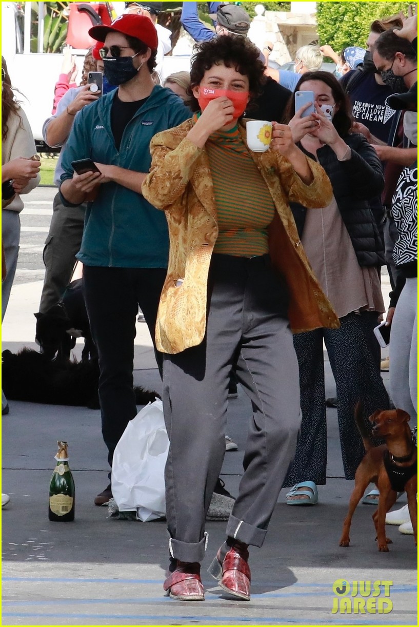These Photos of Alia Shawkat Dancing in the L.A. Streets to Celebrate ...