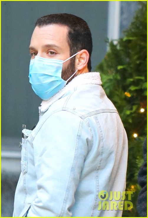 Andrew Garfield Picks Up Filming on 'Tick Tick...Boom' With Robin de ...