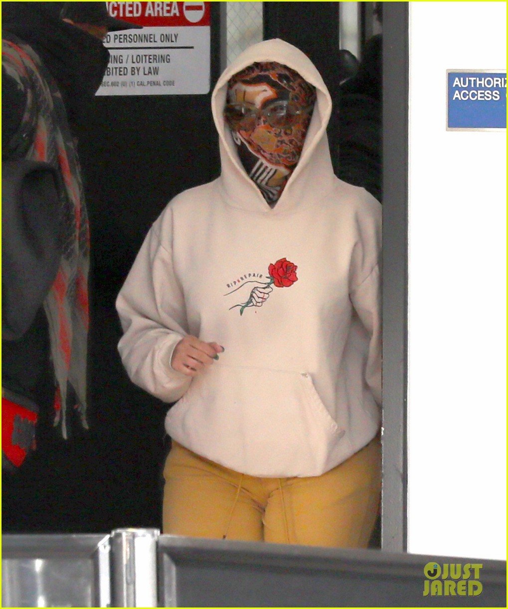 Cardi B Catches a Flight in LA Ahead of Thanksgiving: Photo 4503480 ...