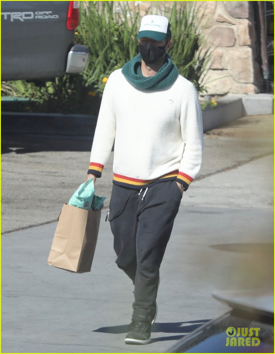 Chris Martin Steps Out in a Mask to Grab Essentials in Malibu: Photo ...