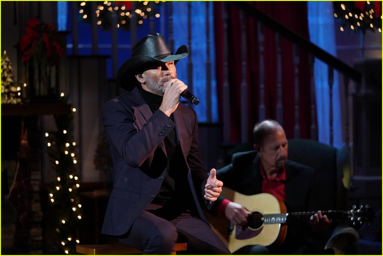 ABC's CMA Country Christmas 2020 - Performers & Celebrity Guest Lineup ...