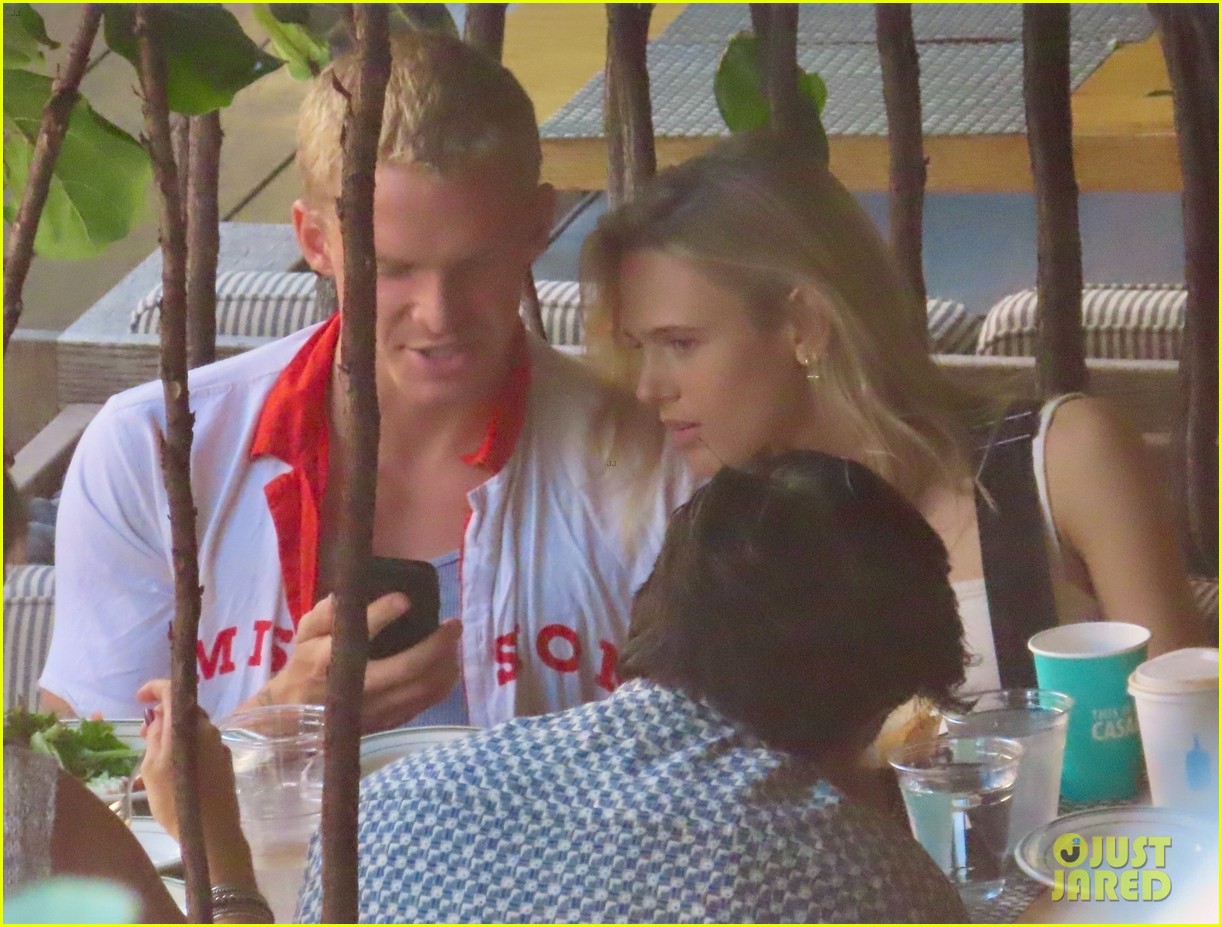 Cody Simpson Spotted on Date with Mystery Girl - See the PDA Photos ...