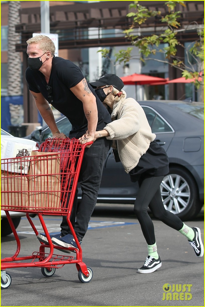 Cody Simpson Spotted on Date with Mystery Girl - See the PDA Photos ...