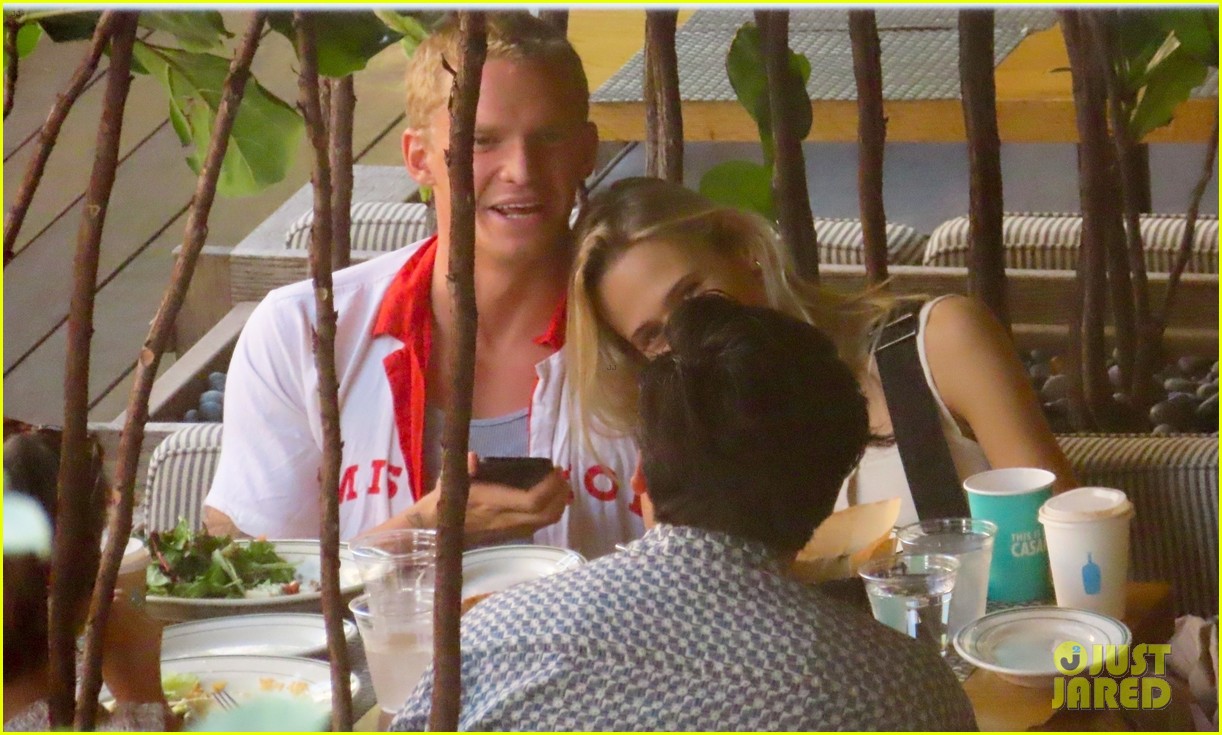Cody Simpson Spotted on Date with Mystery Girl - See the PDA Photos ...