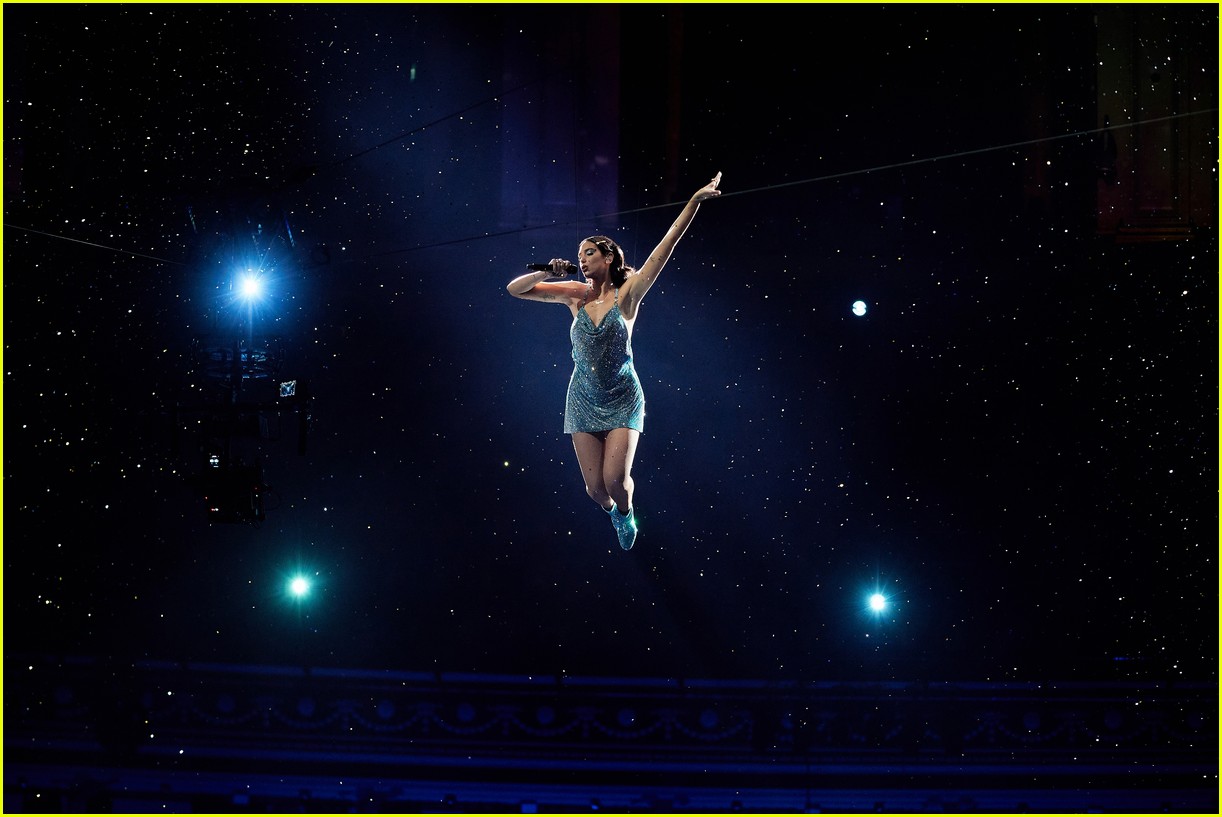 Dua Lipa Literally Started Levitating During Her 'Levitating ...