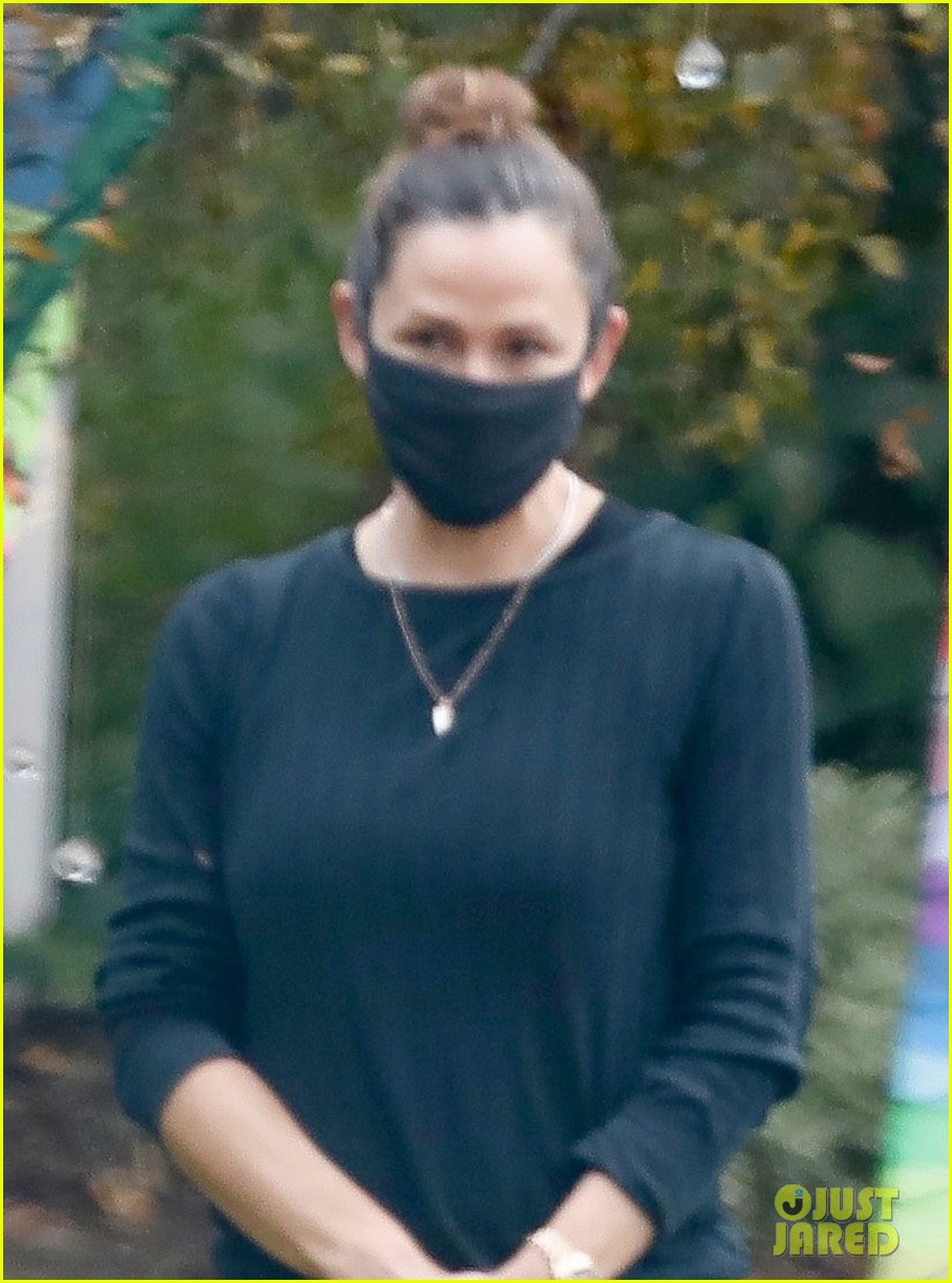 Jennifer Garner Masks Up While Chatting with One of Her Friends: Photo ...