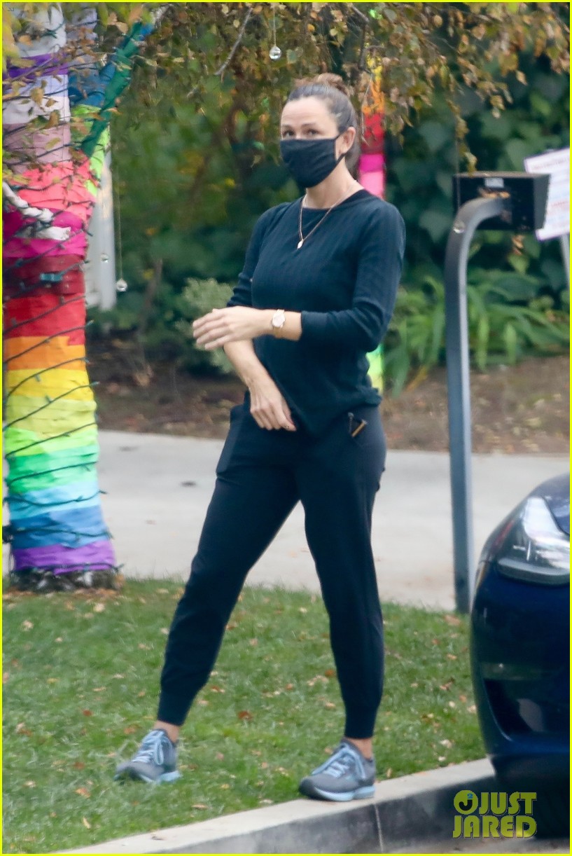 Jennifer Garner Masks Up While Chatting with One of Her Friends: Photo ...