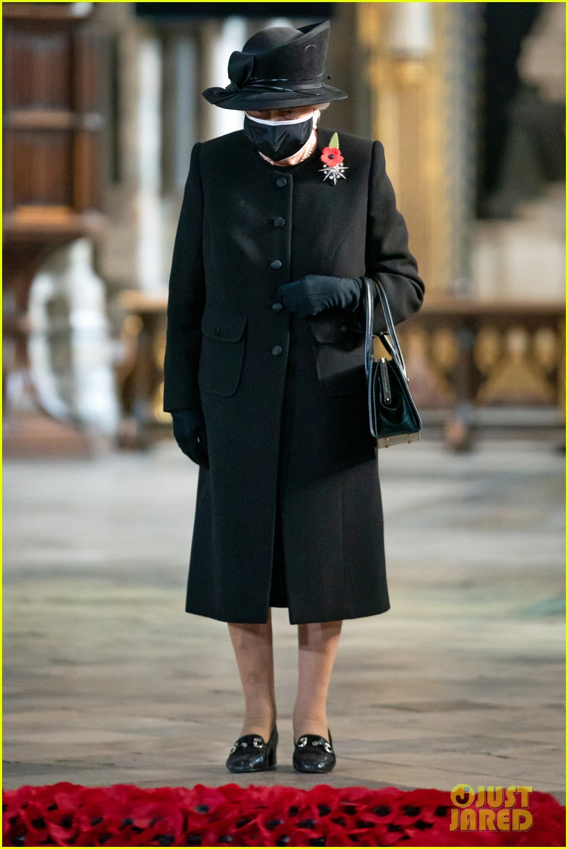 Queen Elizabeth Wears Face Mask for First Time at Remembrance Day Event ...