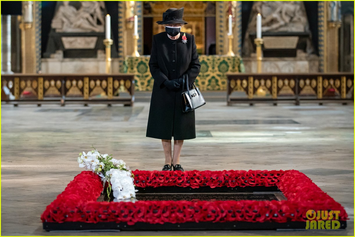 Queen Elizabeth Wears Face Mask for First Time at Remembrance Day Event ...