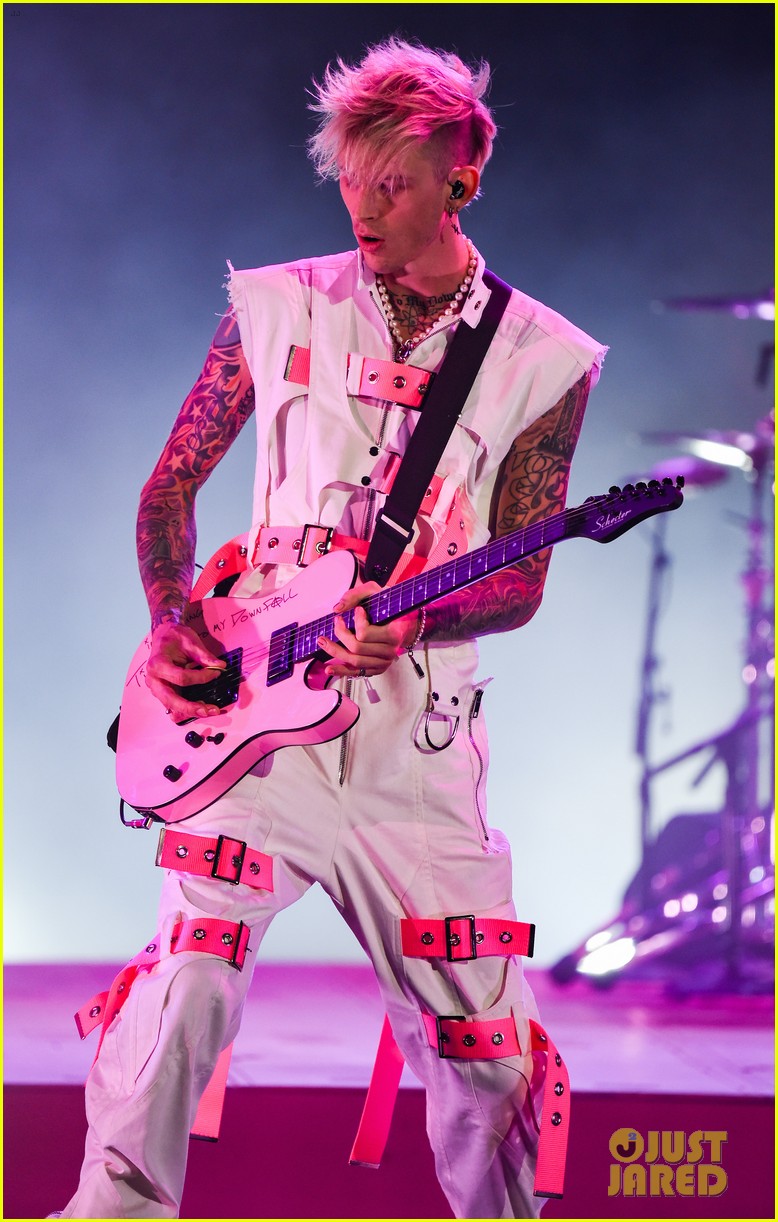 Megan Fox Introduces Machine Gun Kelly's Performance at American Music ...