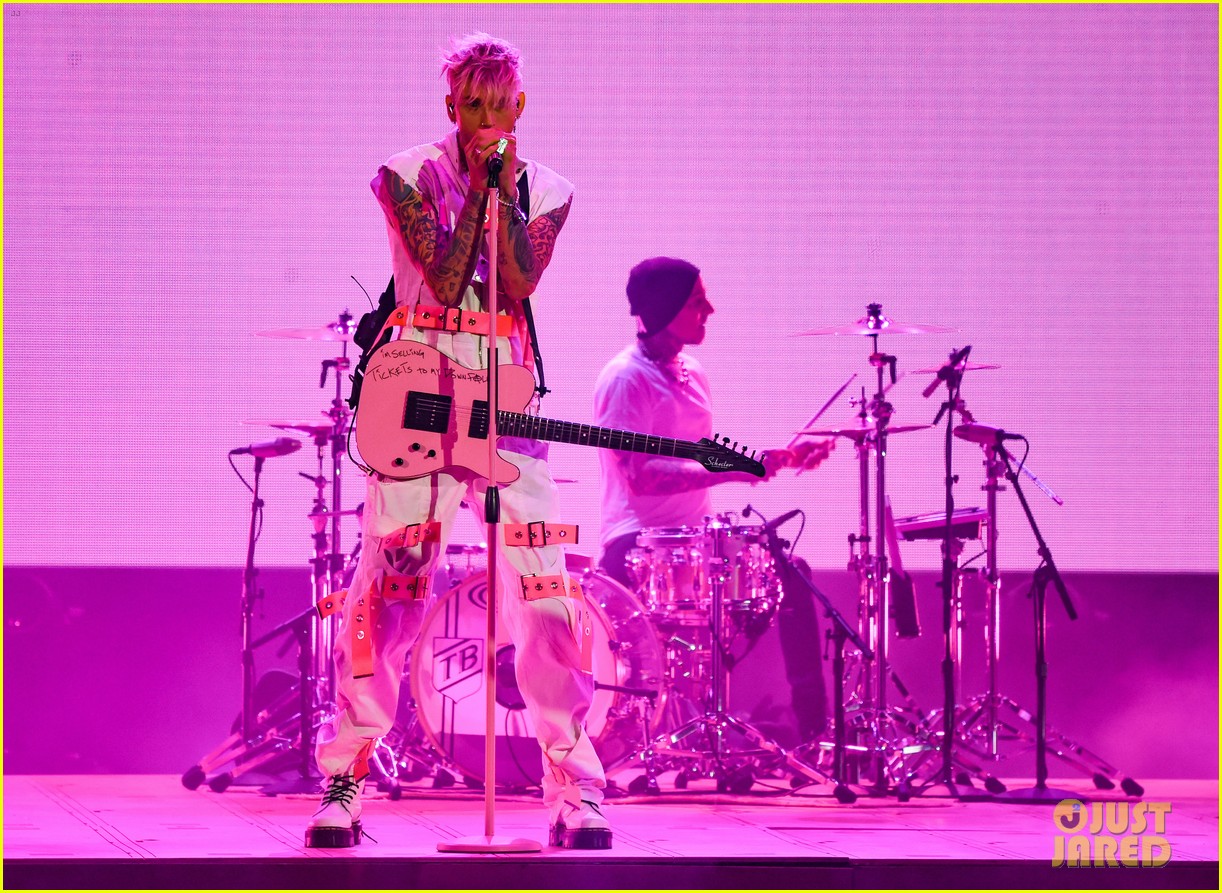 Megan Fox Introduces Machine Gun Kelly's Performance at American Music ...