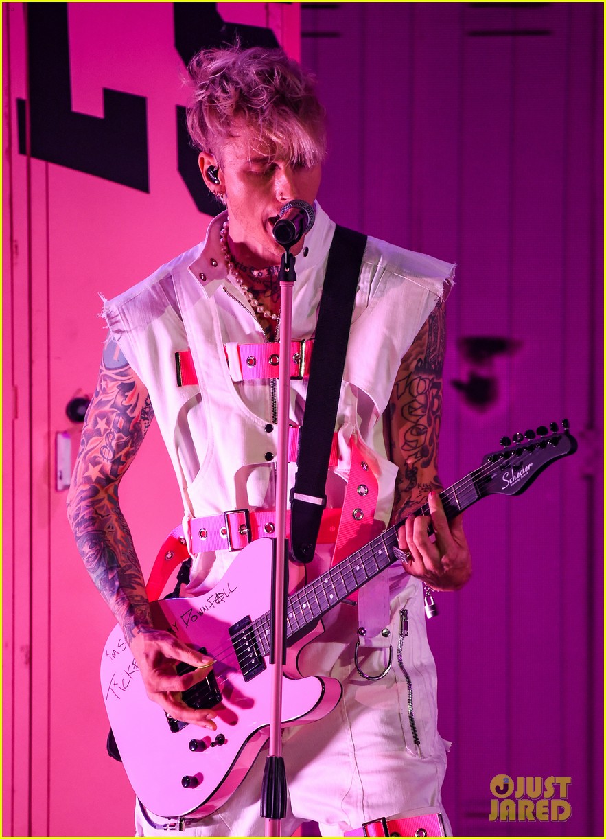 Megan Fox Introduces Machine Gun Kelly's Performance at American Music ...