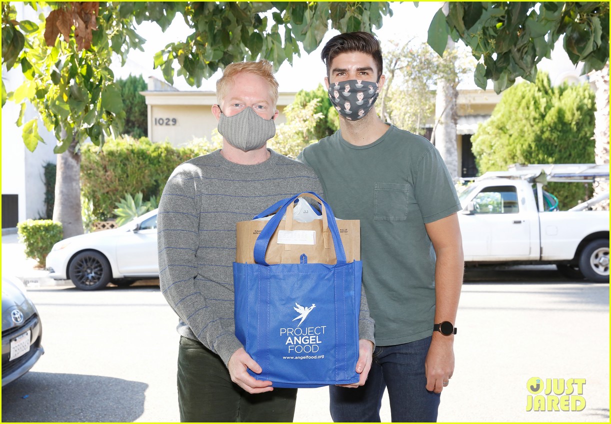 Jesse Tyler Ferguson & Husband Justin Mikita Deliver Meals Ahead of ...