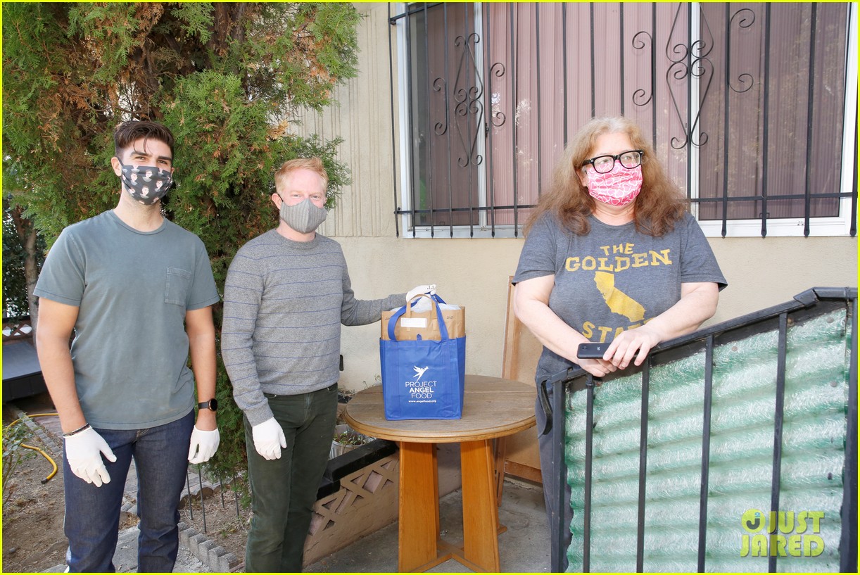 Jesse Tyler Ferguson & Husband Justin Mikita Deliver Meals Ahead of ...