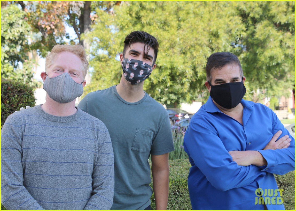 Jesse Tyler Ferguson & Husband Justin Mikita Deliver Meals Ahead of ...